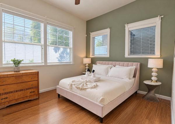 Vaulted-ceiling Studio · Full Kitchen + Laundry - Portland, OR