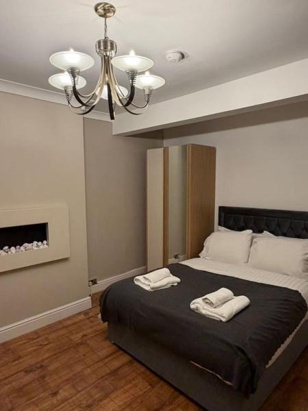 5 Bed Family Home Near Heathrow L London - Hampton