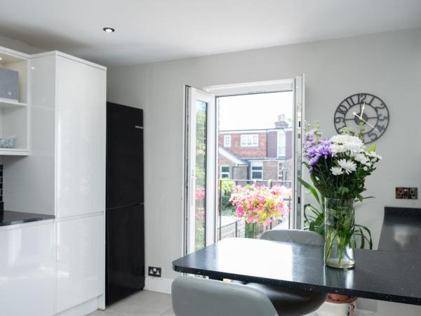 2 Bed Flat Near Station With Driveway - Horsham