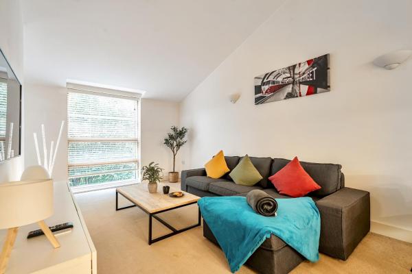 Surreys Stylish 2-bed Parking Near Station - Pass The Keys - Woking