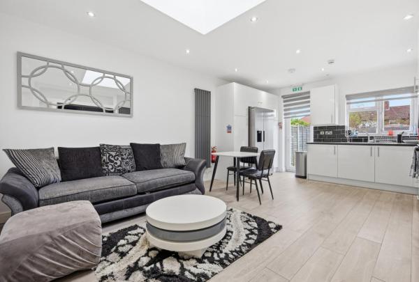 Bright & Spacious 4br Home In Dagenham, Sleeps 5 - Brentwood