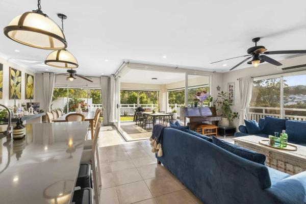 Amazon Artistry 5 Bedrooms Full House - Samford Valley