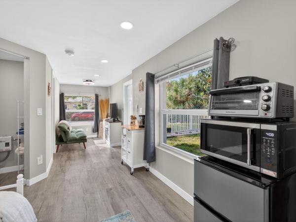 Cozy Beach Studio, Walk To Sand - Pompano Beach, FL
