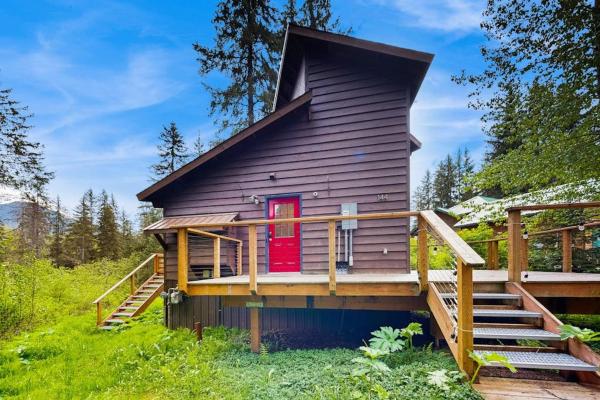 Modern Girdwood Cabin W Tall Ceilings Views - Girdwood, AK