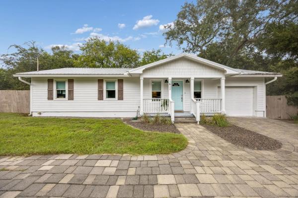 Coastal Breeze Cottage - Fernandina Beach, FL