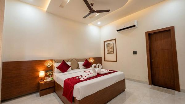 The Grand Ratan Premium Rooms !!! Best Family Stay In Vrindavan - Vrindavan