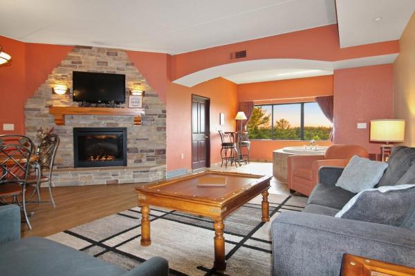 River View Condo - Top Floor - Pools - Pet Friendly! - Wisconsin Dells, WI