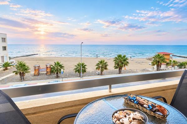 Breathtaking Beachfront Apartment In Makenzy - Larnaca
