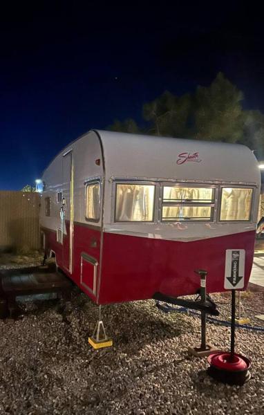 Shasta Trailer- Vintage Charm, Modern Comfort Pool - ジョシュア・ツリー