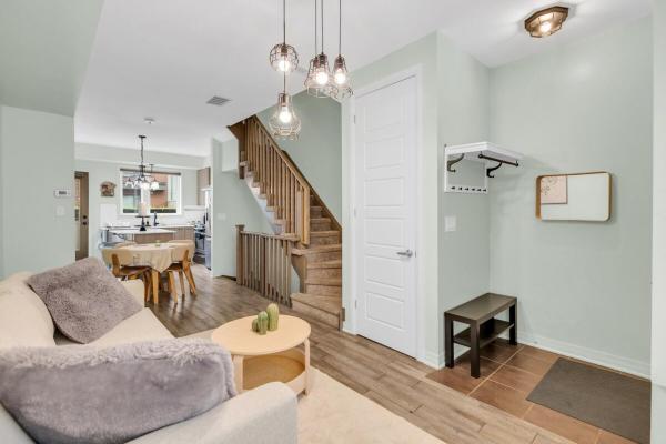Modern 4br Townhome Rooftop Terraces Downsview - Yorkville University
