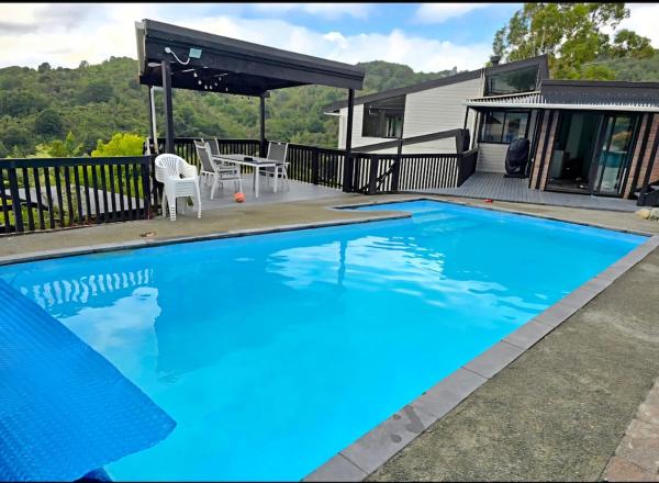 Luxury Hilltop Retreat Saltwater Pool, Spa & Sauna - Lower Hutt
