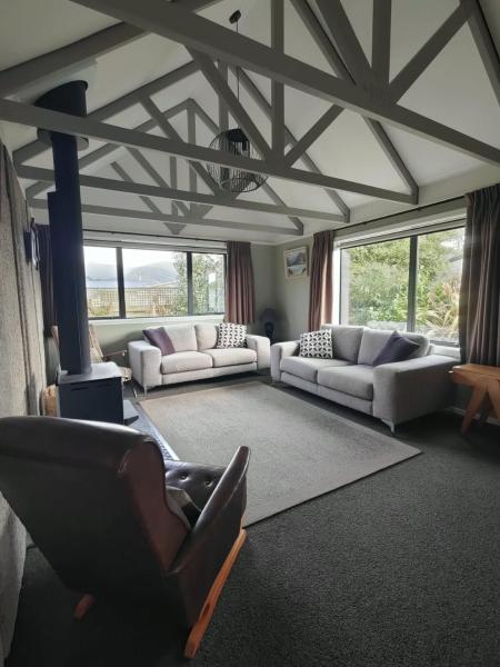 Character Home - Mountain Views & Private Backyard - Te Anau