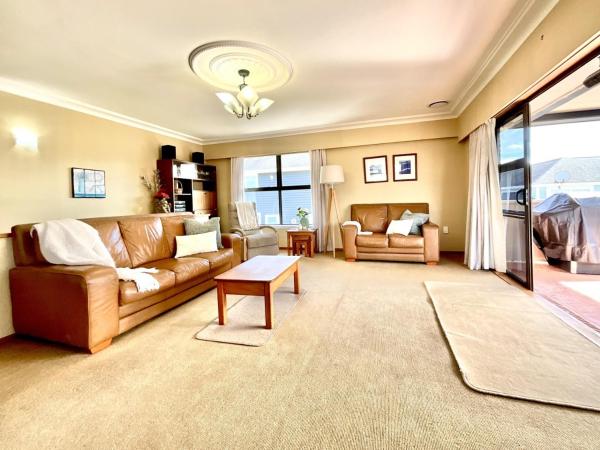 Big Beachside Bach Only 1 Min To Sand And Sea And Sleeps 10 - Tauranga