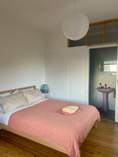 Sunlit Retro Pad Flat With Ensuite - Austinmer