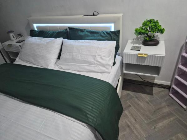 Bliss Deluxe Stays - Romford - Dagenham