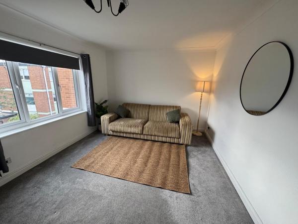 Lovely 2 Bed Close To Town, Station, Shops & Pubs - 欣克利