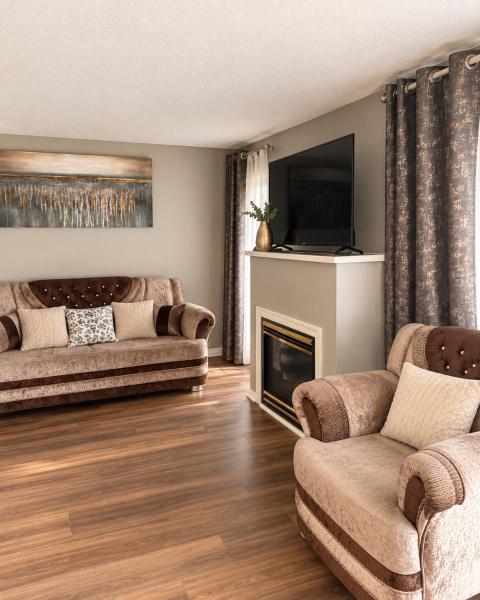 Spacious 4 Bedroom House - Heart Of The City - Sleeps 10 - Bloomington, MN