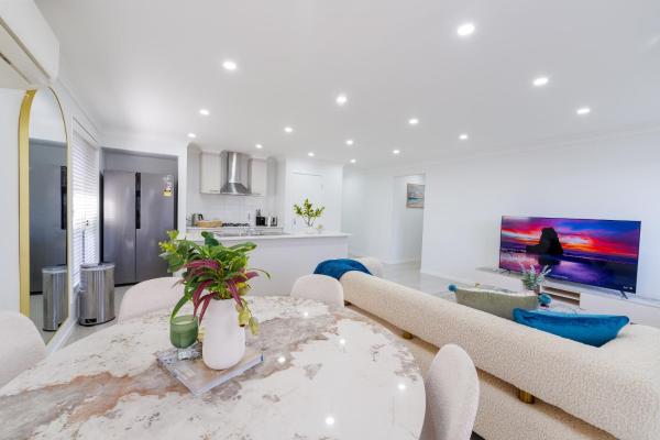 Bright And Stylish 4br Guesthouse Walk To Shops - Castle Hill