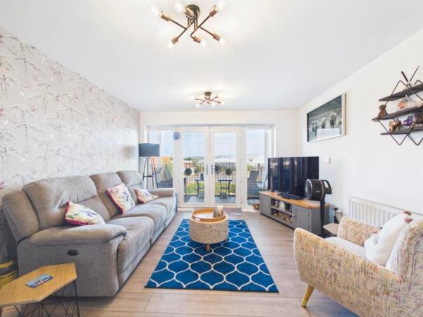 Modern Gloucester Escape Near The Docks - Painswick