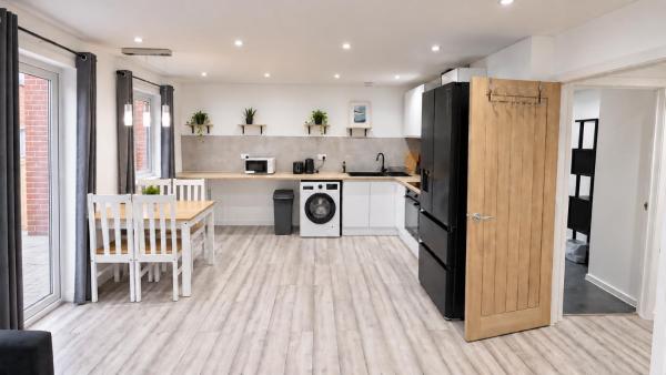 Cozy Modern 3 Bed, 2 Bedroom Apartment - Secure Parking - Close To Manchester City Centre And Old Trafford - Salford