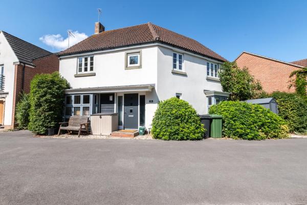 Modern 4 Bed Home Parking Near Basingstoke - Basingstoke