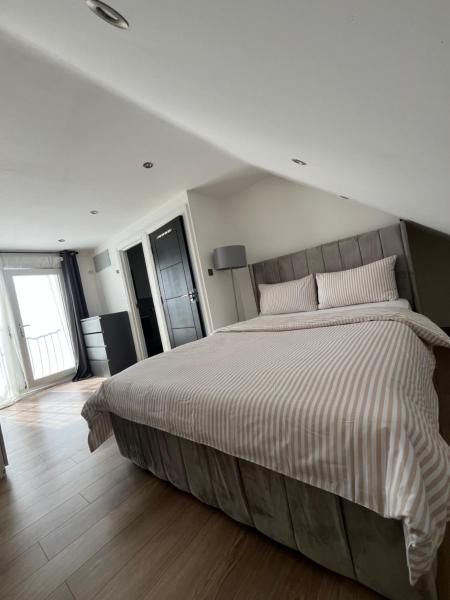 Loft Family Room - Kingston upon Thames