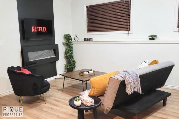 Chic Modern Vibes - King Bed - Fireplace - Sleeps 4 - Wifi - Galaxyland Powered by Hasbro