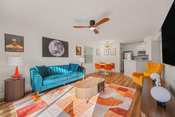 Space Age King Bed Condo Half Mile To Beach - Melbourne, FL