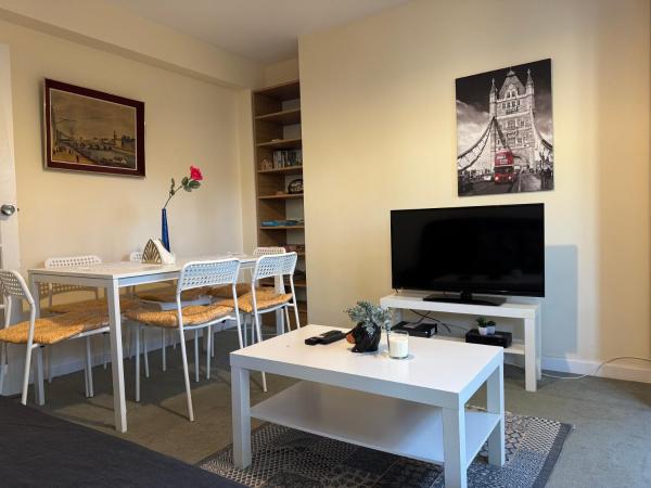 Central Camden 3-bedroom Apartment With Balcony-sleeps 8 - Bloomsbury