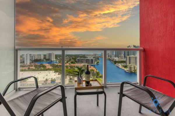 Stylish Studio W Intracoastal View & Gym - Davie, FL