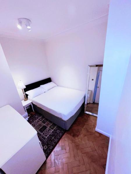 Small Double Bedroom In A Bright Flat Near Heathrow & Mins To River - Epsom