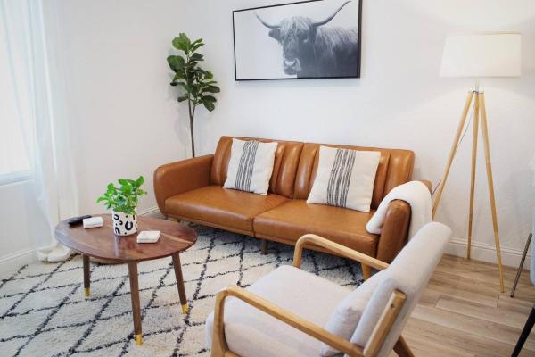 Cozy King Bed Suite Near Shopping & Dt Visalia - Visalia, CA