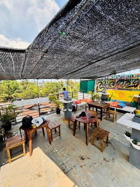Island Wave Surf Hostel - Mirissa