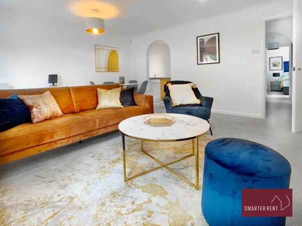Wokingham - 2 Bedroom Maisonette - With Parking - Bracknell