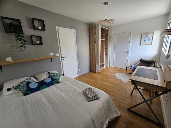 Chambre Haut De Gamme Dans Une Maison Rénovée - Massy