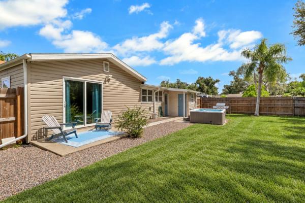 Home With Fenced Yard, Hot Tub, Grill And 3 King Beds! - Sarasota, FL
