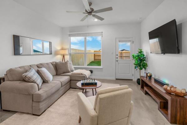 Modern Comfort & Spacious 3br Retreat - Killeen, TX