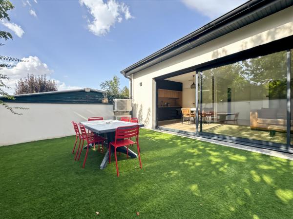 Modern 2 Bedroom House, Sleeps Up To 6 - Trévoux