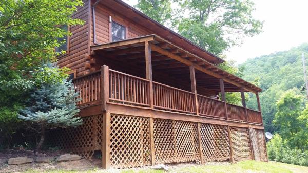 Pot Belly Bear Cabin Is Located Right Outside Of Bryson City - North Carolina