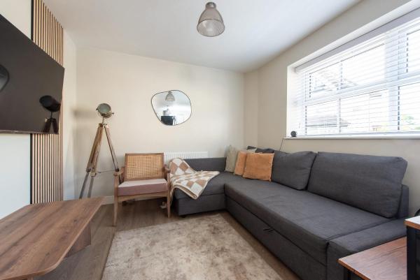 Detached 1-bed House With Parking - Rugby