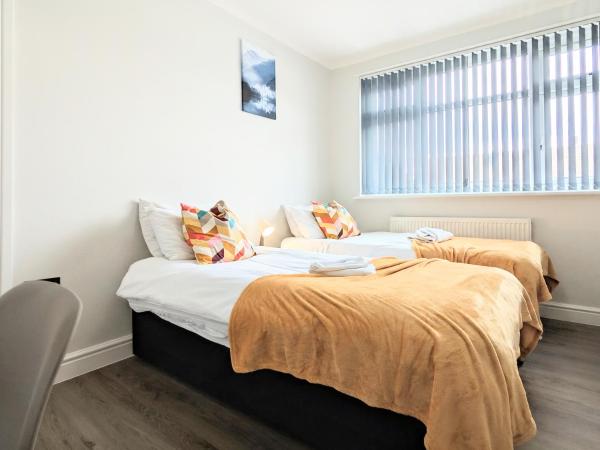 Belvedere House-3 Bedroom House With Parking - Ilford