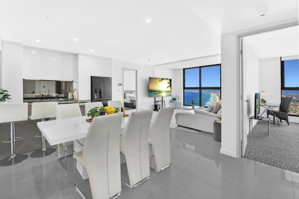 Massive 4bdr Apt Stunning Ocean Views - Surfers Paradise