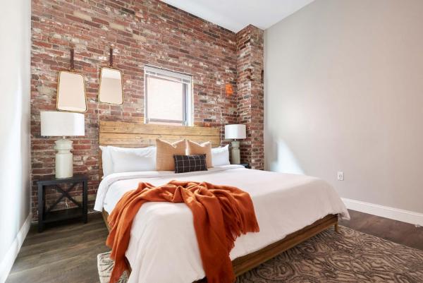 Chic Modern 2 Bed Apartment With Exposed Brick - Everett