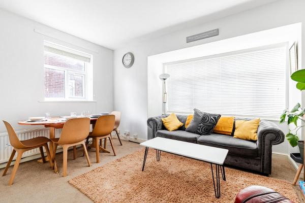 Spacious 2br Flat With Garden - Free Parking - 10 Mins To Airport - Knutsford