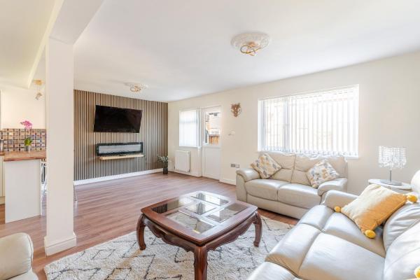 Spacious 3 Bed Contractor And Family Home With Parking - Salford
