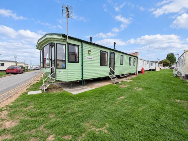 Homely 8 Berth Caravan Near To The Beach At Naze Marine Holiday Park, Ref 17140p - Suffolk
