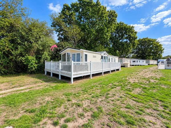 Stylish Caravan With Decking At Valley Farm, Essex Ref 46168v - Clacton-on-Sea
