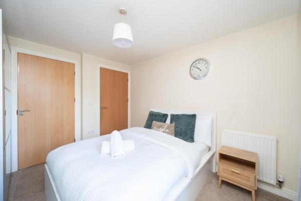 Crawley 2 Bed Flat With Parking - Crawley