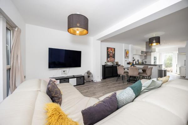 Guest Favourite Large 4 Bed Home In Prime Location - Bedfordshire
