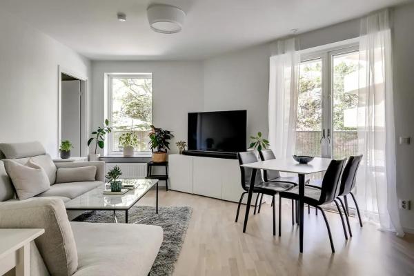 Stylish & Spacious Apartment With Large Balcony - Solna